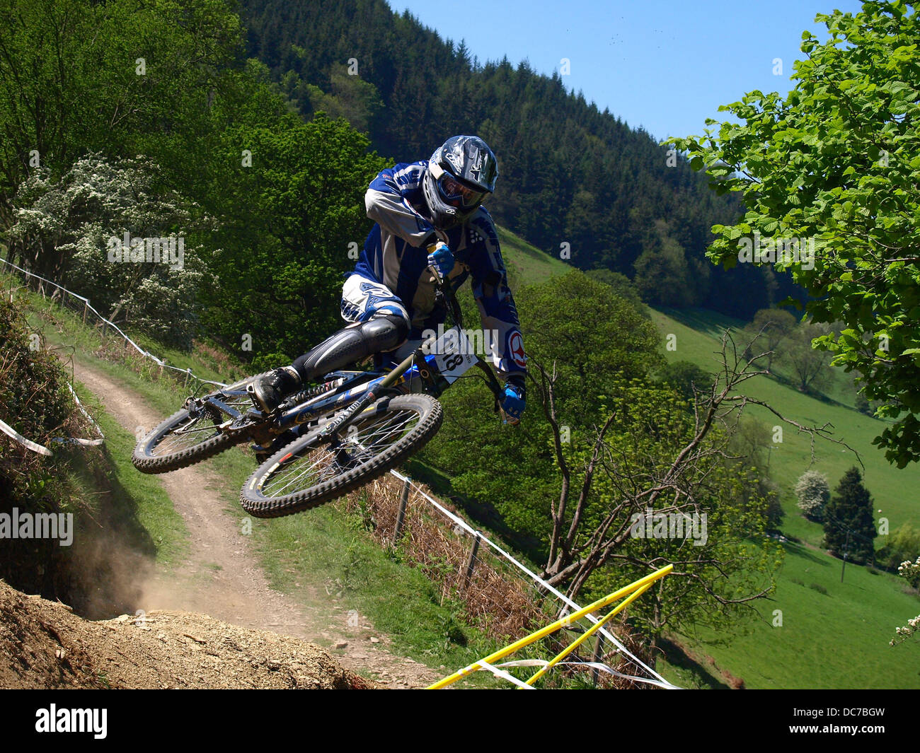 Leaves on track uk hi-res stock photography and images - Alamy