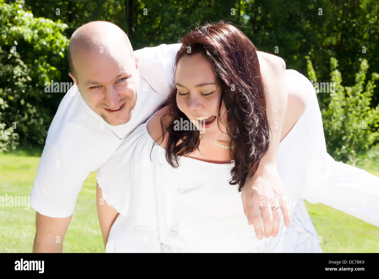 Couple dressed in white hi-res stock photography and images - Alamy