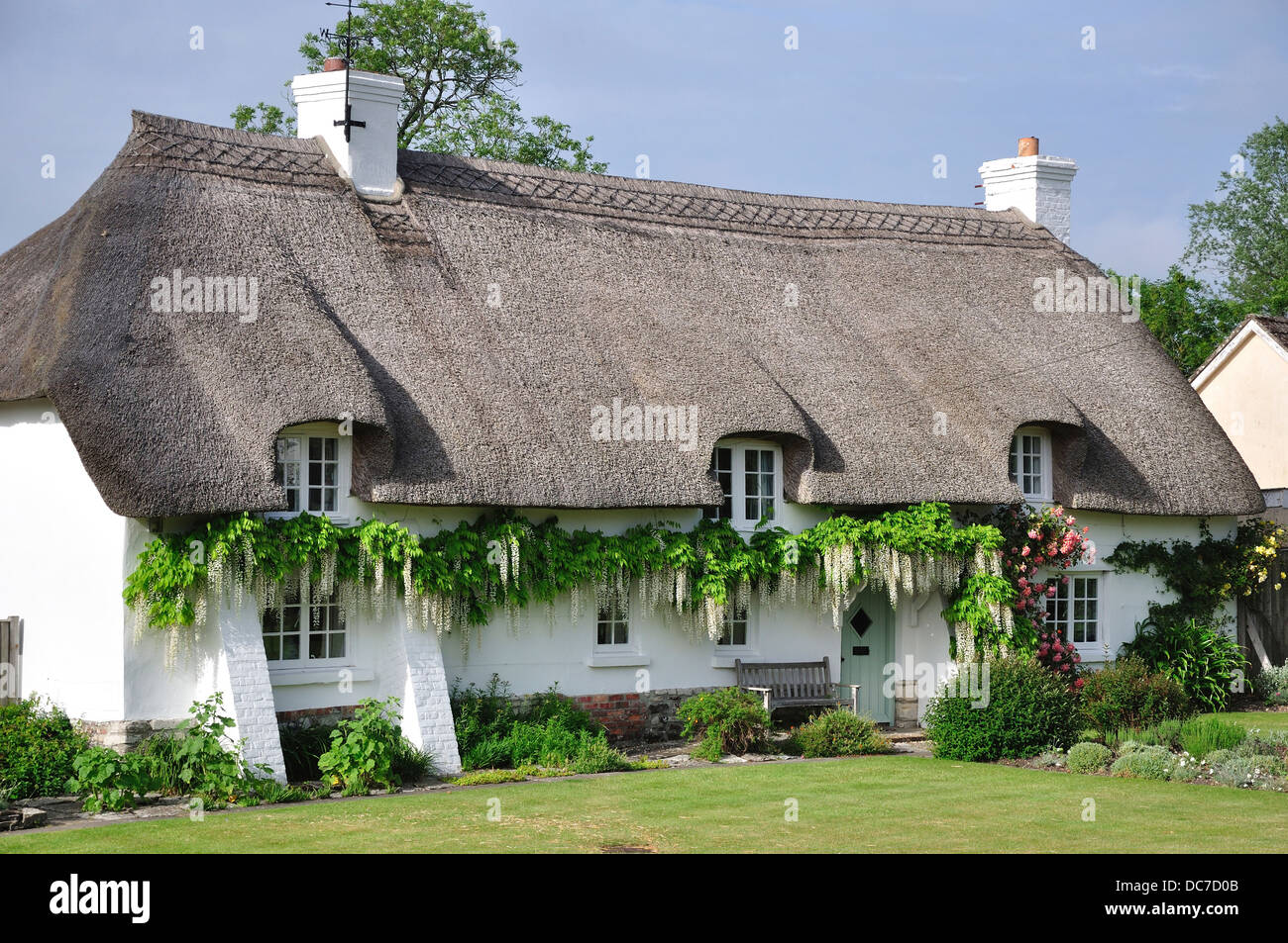Long thatched cottage hi-res stock photography and images - Alamy