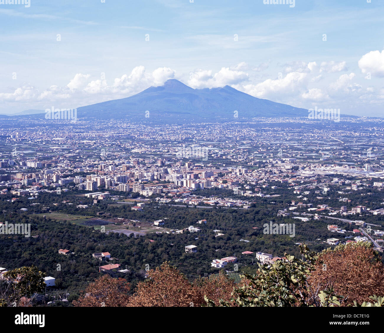 View of buildings with Mount Vesuvius (Vesuvio) to the resar, Nr ...