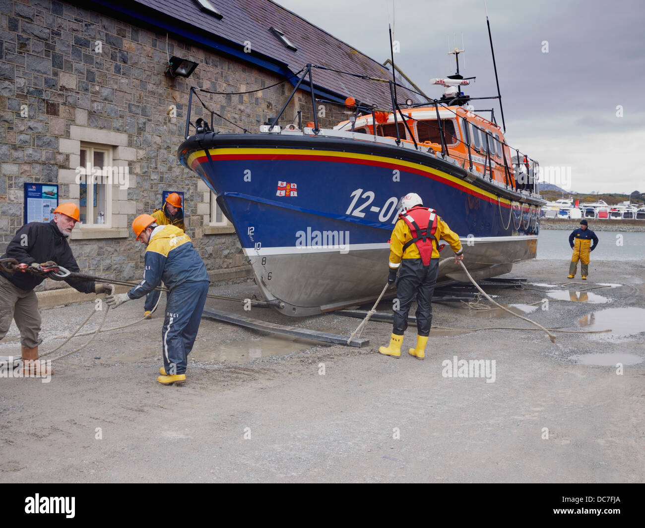 Volunteer lifeboat crew hi-res stock photography and images - Alamy