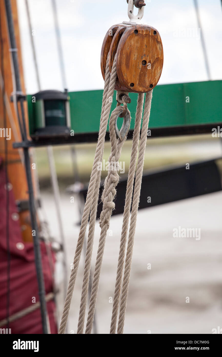 Block and tackle hi-res stock photography and images - Alamy