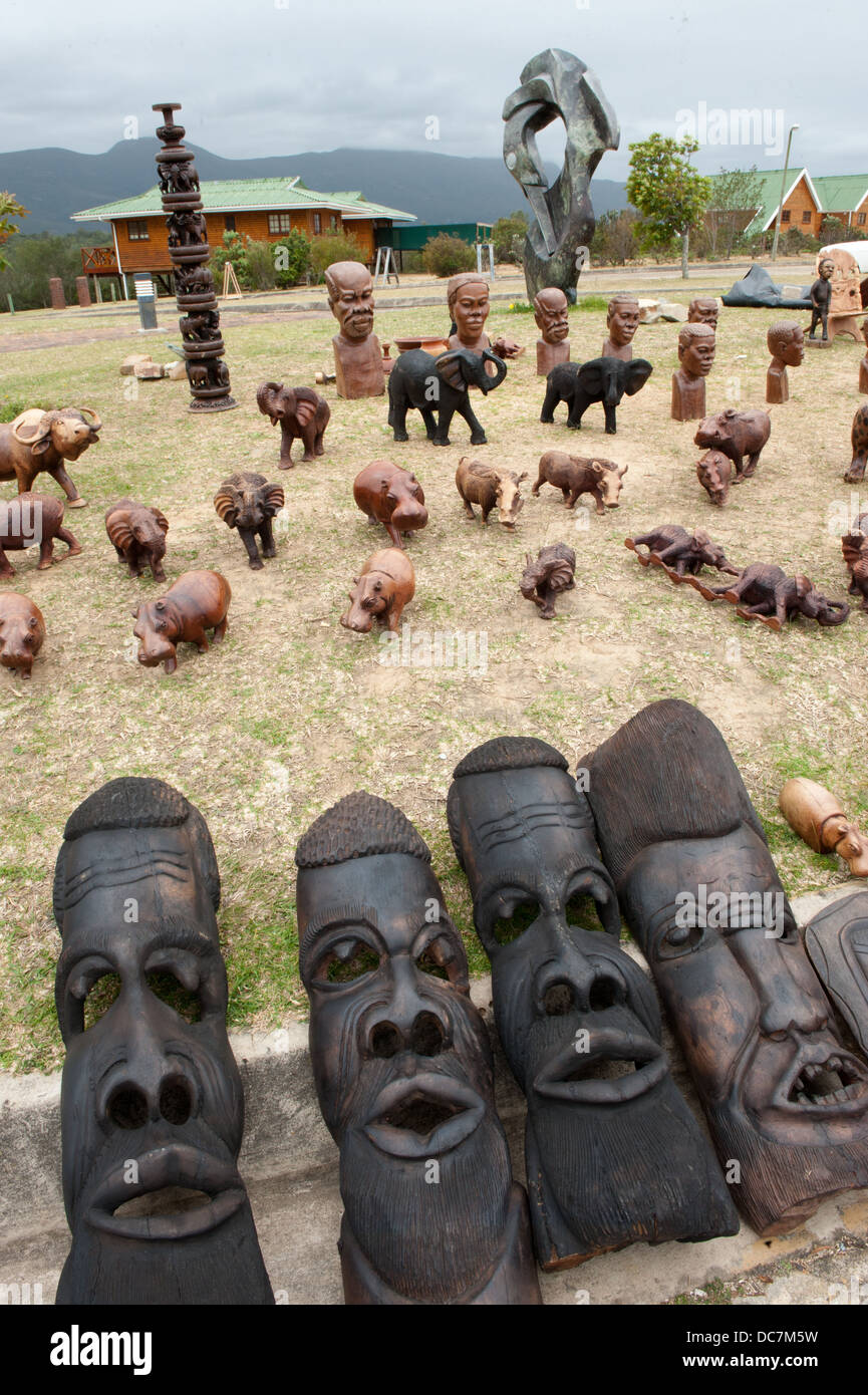 African wooden art statues hi-res stock photography and images - Alamy