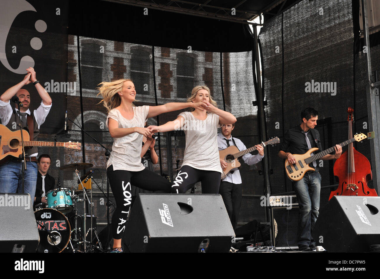 Irish dancers derry northern ireland hi-res stock photography and ...