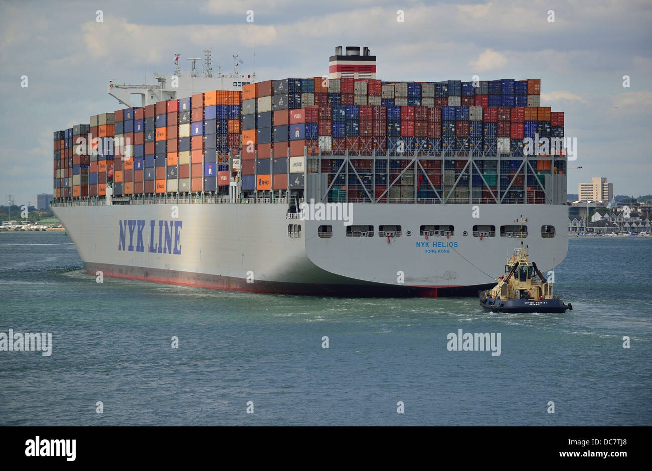 Tugs assisting ship hi-res stock photography and images - Alamy