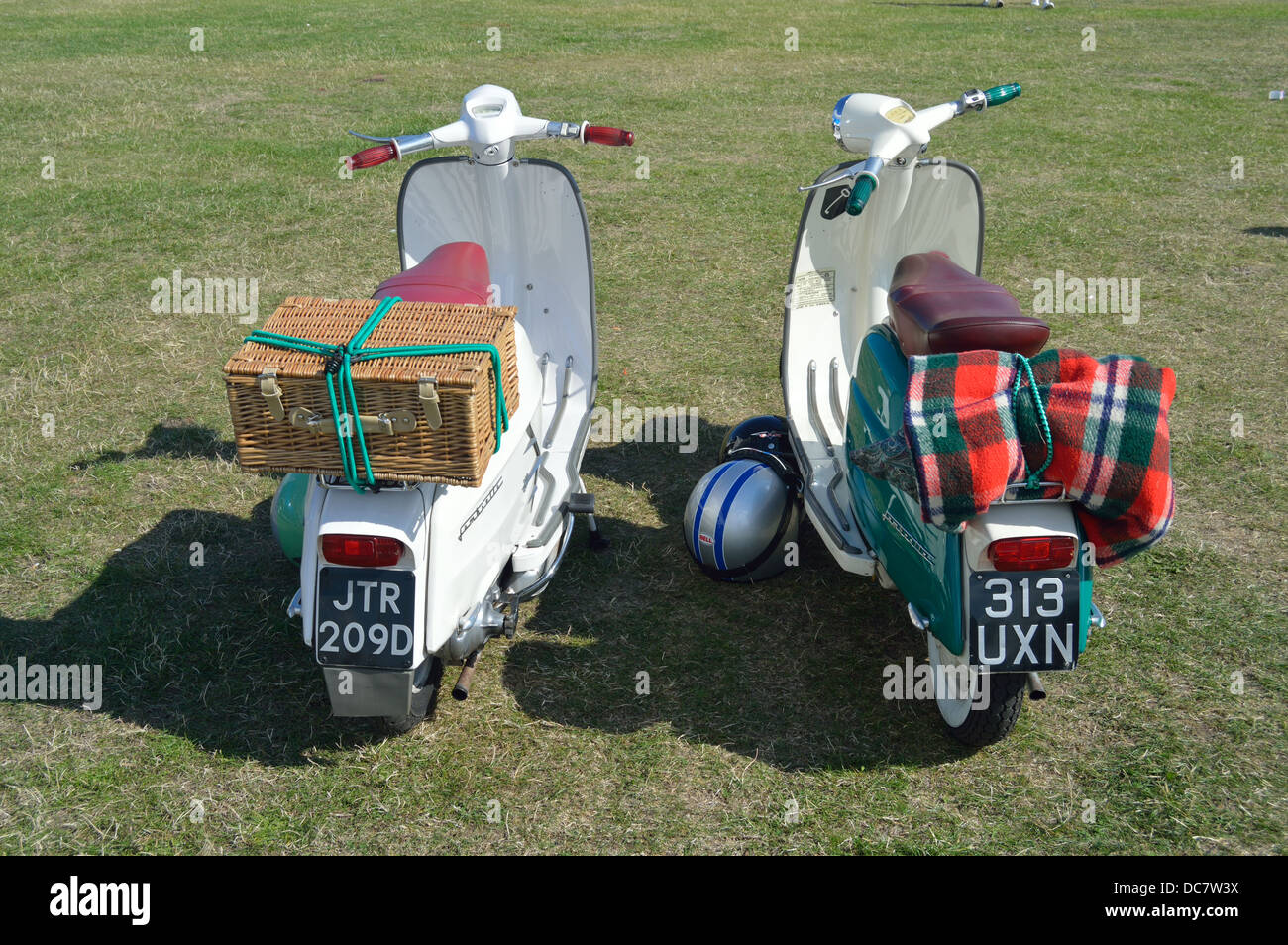 Vintage vespas hi-res stock photography and images - Alamy