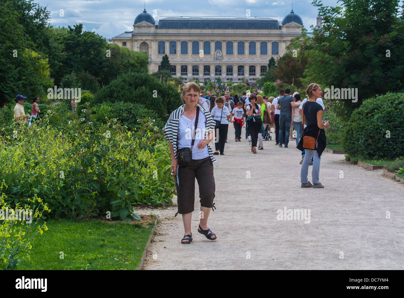 Walking paris path pathways holidays leisure gardens france hi-res ...