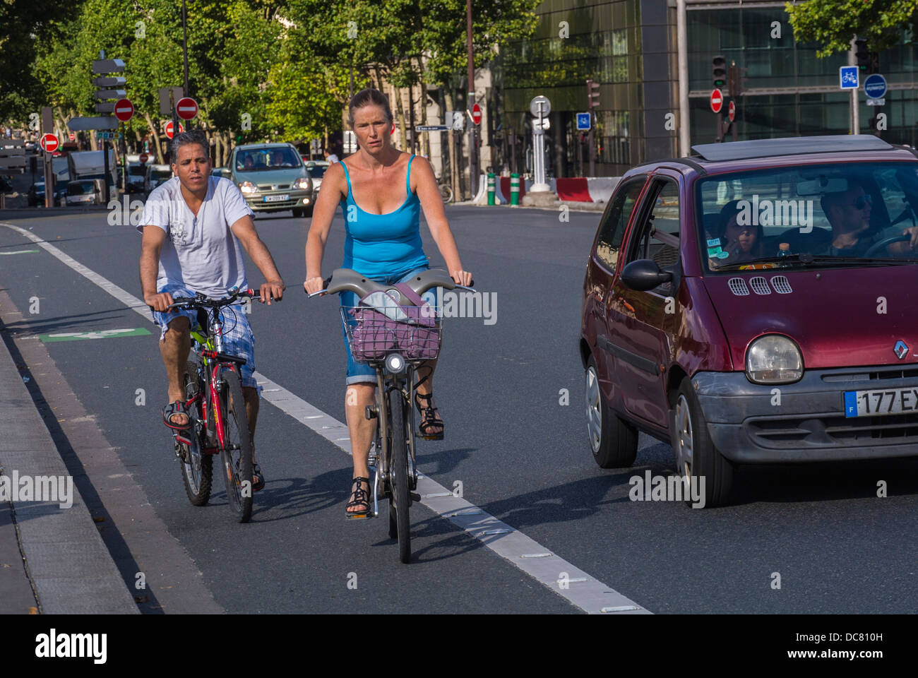 Bike lanes paris hi-res stock photography and images - Alamy