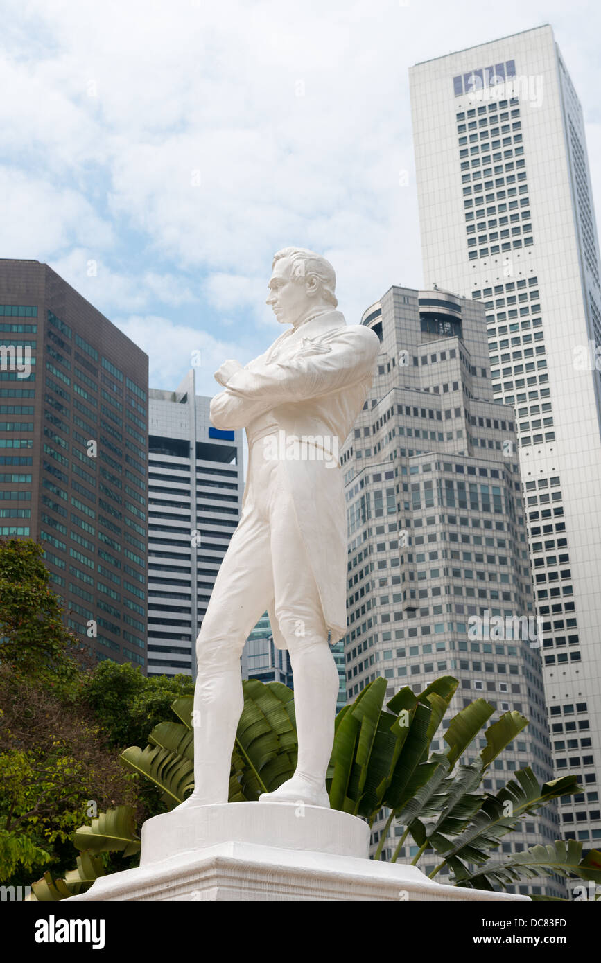 Sir Raffles statue with modern skyscrapers on background, Singapore ...