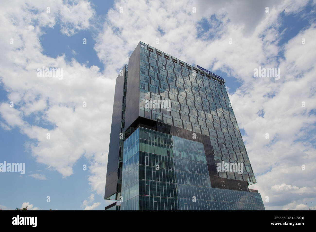 Reflection of office towers hi-res stock photography and images - Alamy