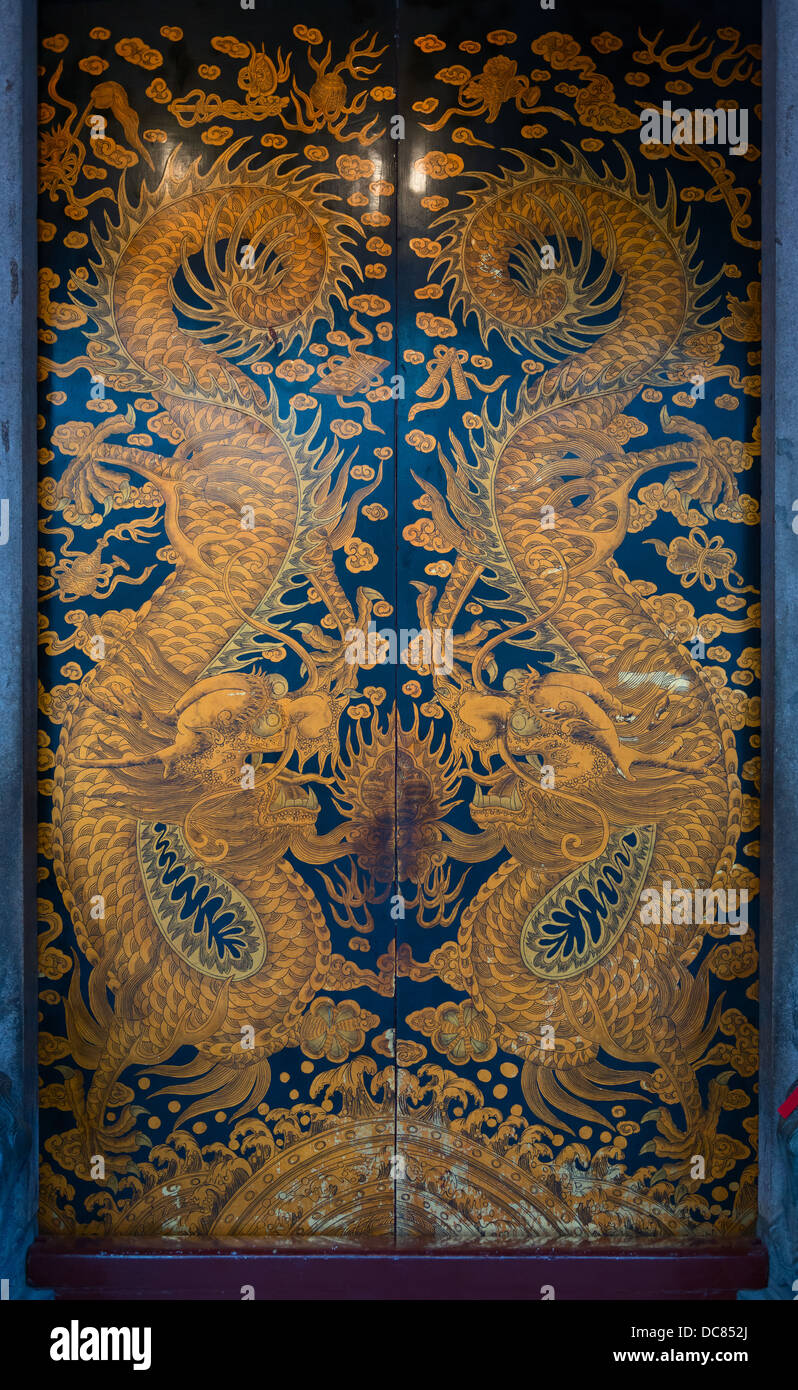 Traditional chinese door design door hi-res stock photography and ...