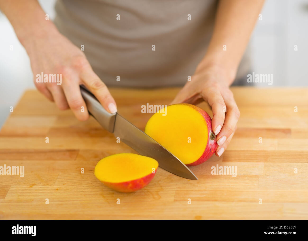 Closeup on woman cutting mango Stock Photo - Alamy
