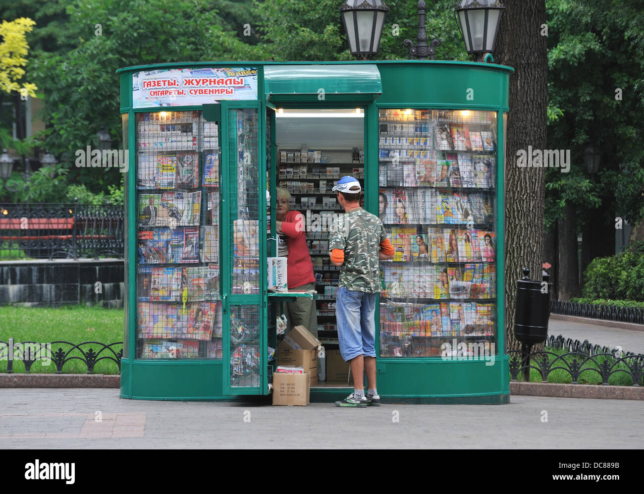 Kiosk selling newspapers magazines hi-res stock photography and images ...