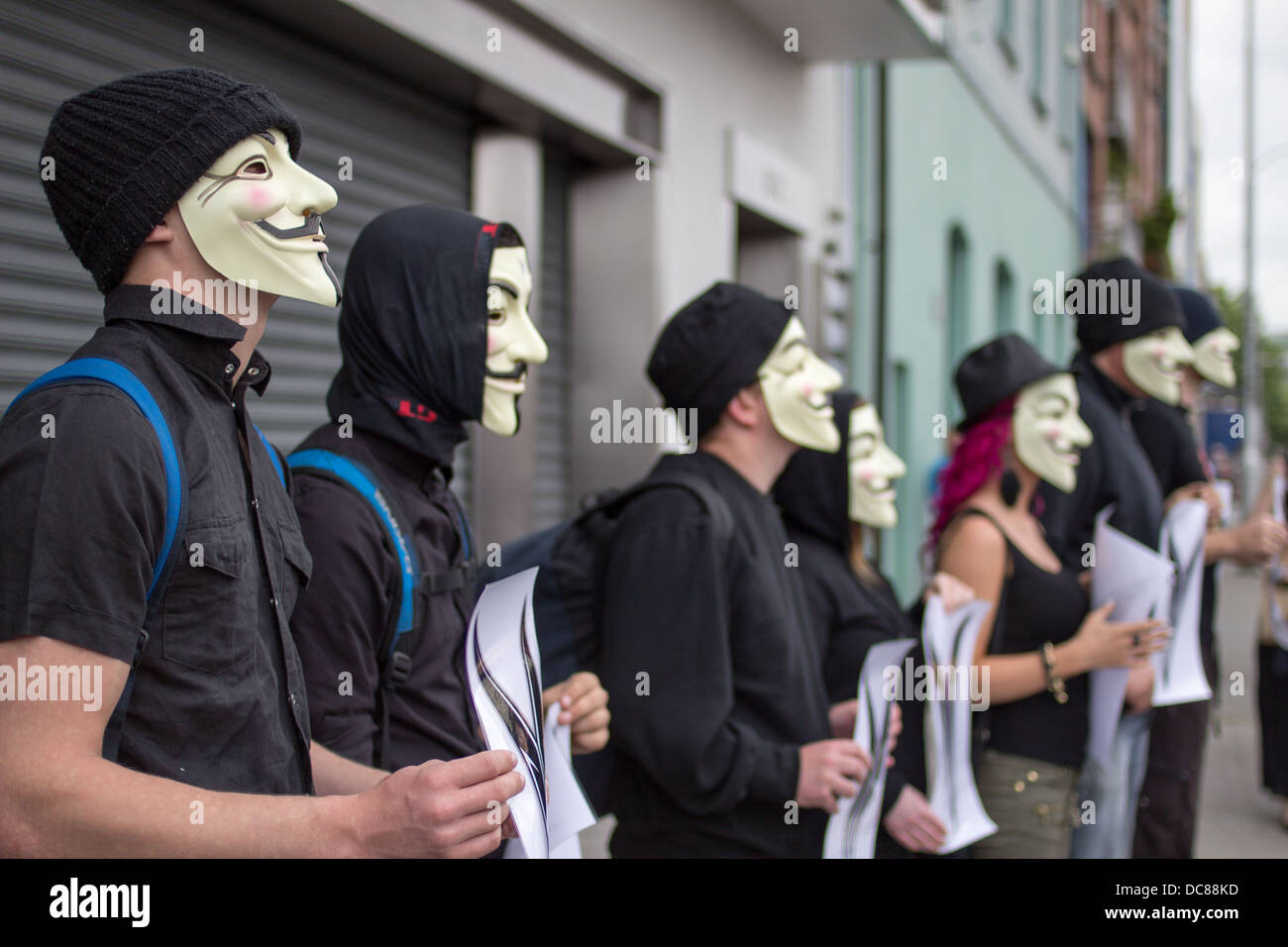 People wearing masks hi-res stock photography and images - Alamy
