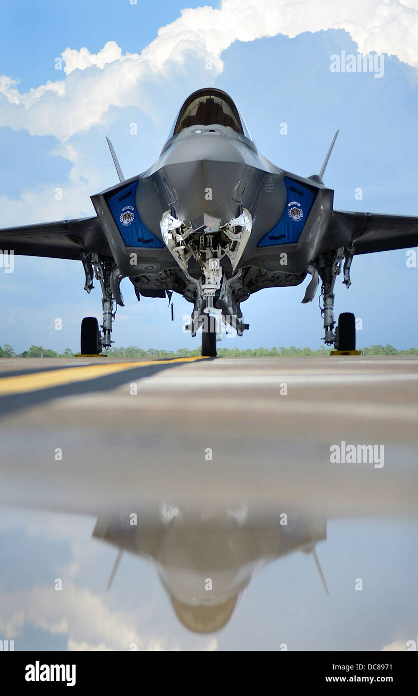 A US Air Force F-35 Lightning II stealth fighter aircraft sits on the ...