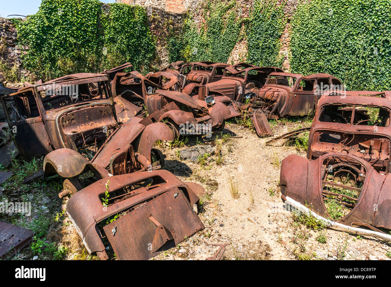 Rusty cars hi-res stock photography and images - Alamy