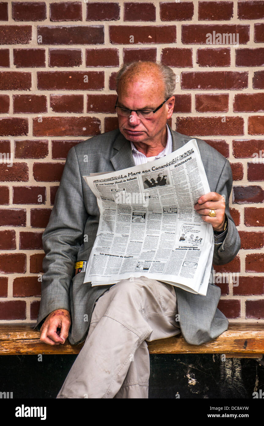 Old man reading newspaper hi-res stock photography and images - Alamy