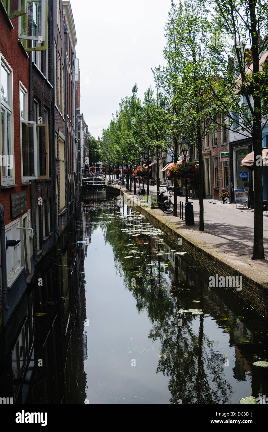 Delft canal houses hi-res stock photography and images - Alamy