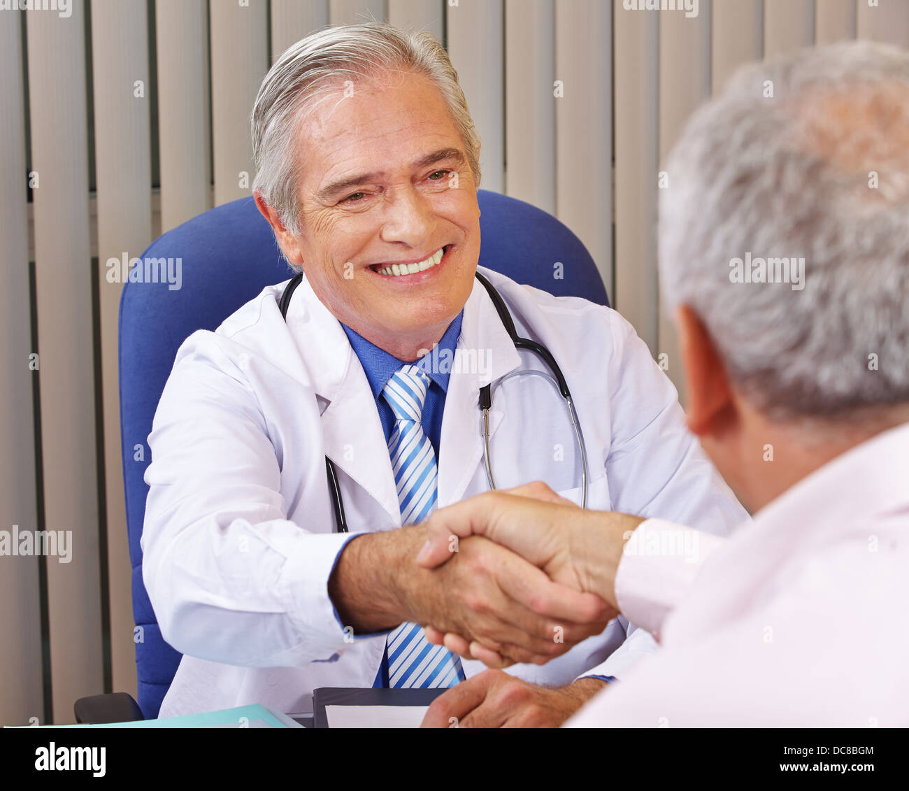 Doctor patient handshake in clinic hi-res stock photography and images ...