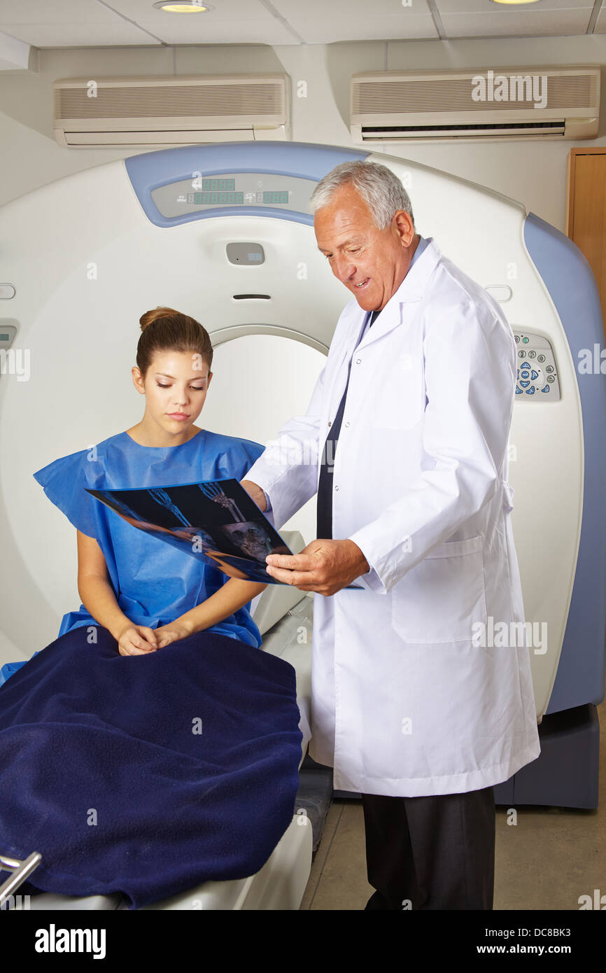 Doctor showing patient scan hi-res stock photography and images - Alamy