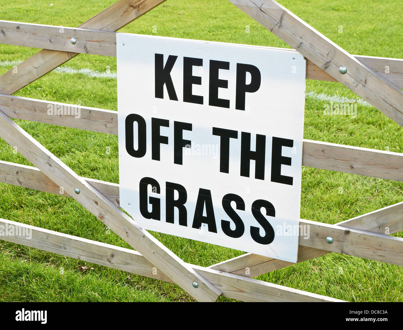 Keep off the grass sign Stock Photo - Alamy