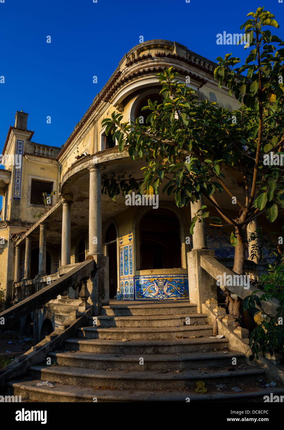 Colonial architecture ruins maputo mozambique hi-res stock photography ...