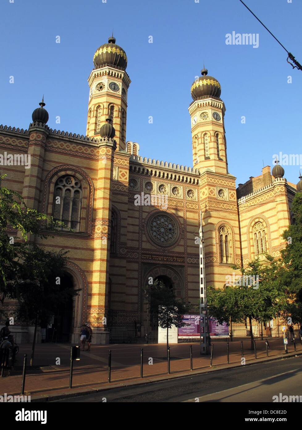 The Dohány Street Synagogue in Byzantine-Moorish style in Budapest ...
