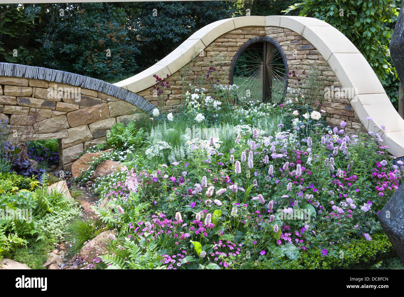 Slate and dry stone walls surround Stock Photo - Alamy
