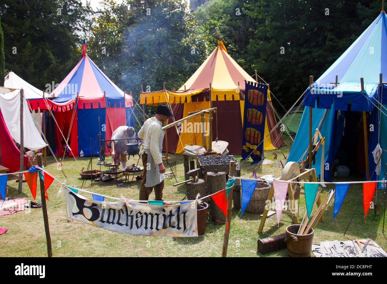 Medieval fair castle uk hi-res stock photography and images - Alamy