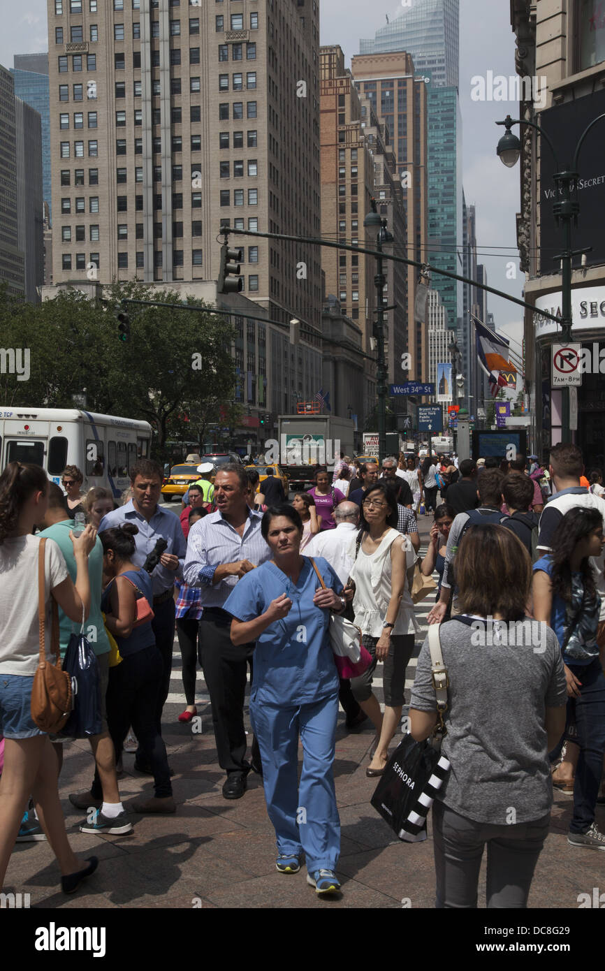 Crowd walking hi-res stock photography and images - Alamy