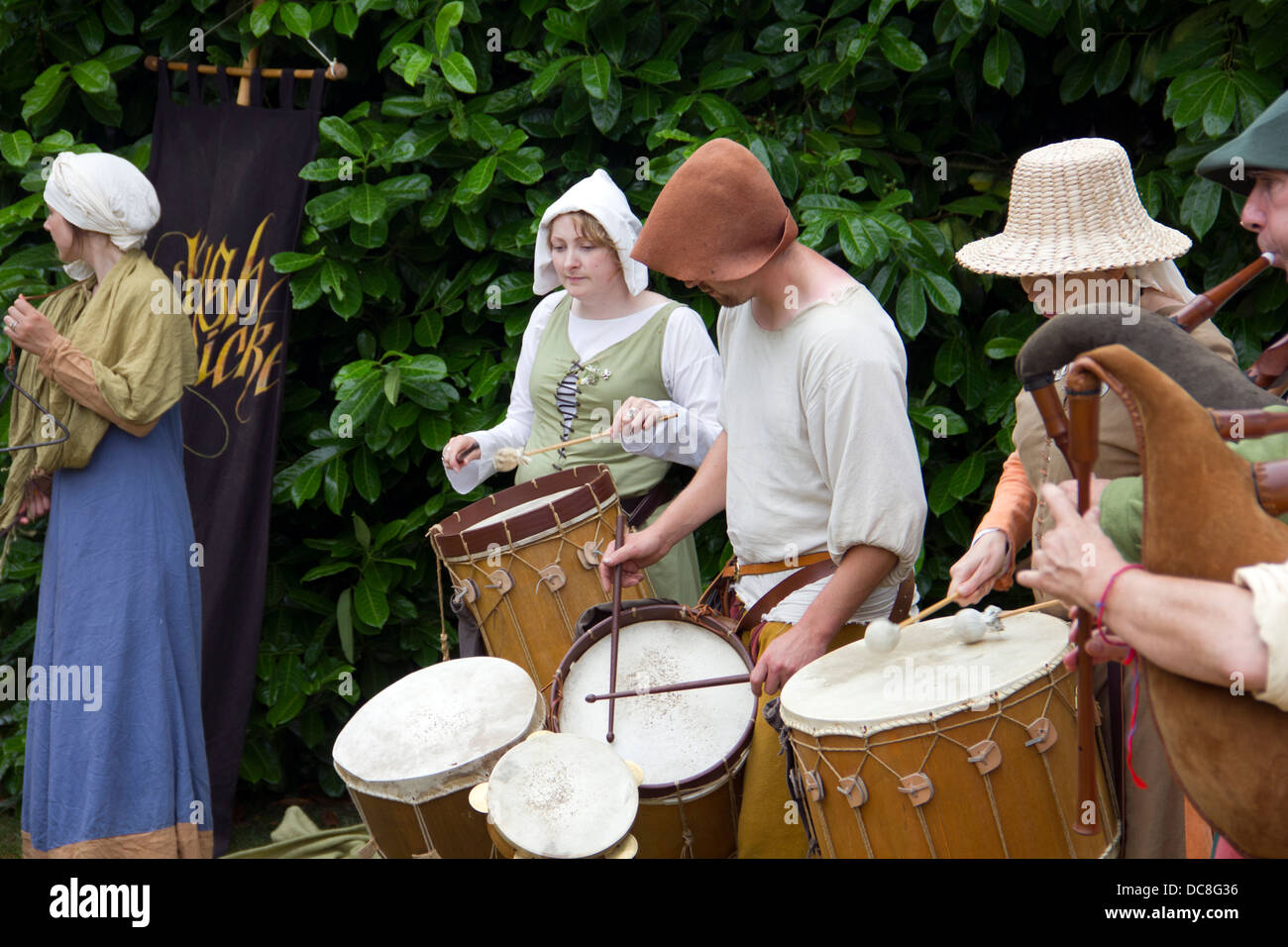 English medieval musicians hi-res stock photography and images - Alamy