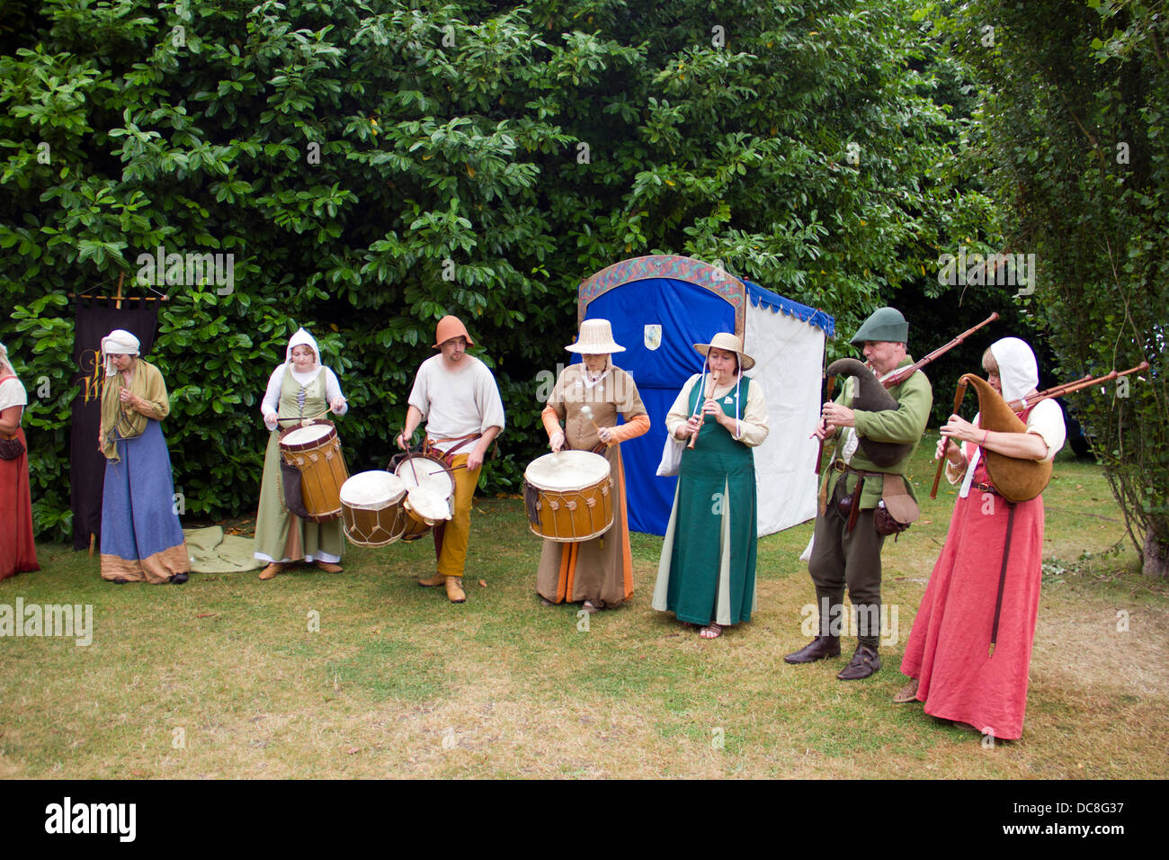 English medieval musicians hi-res stock photography and images - Alamy