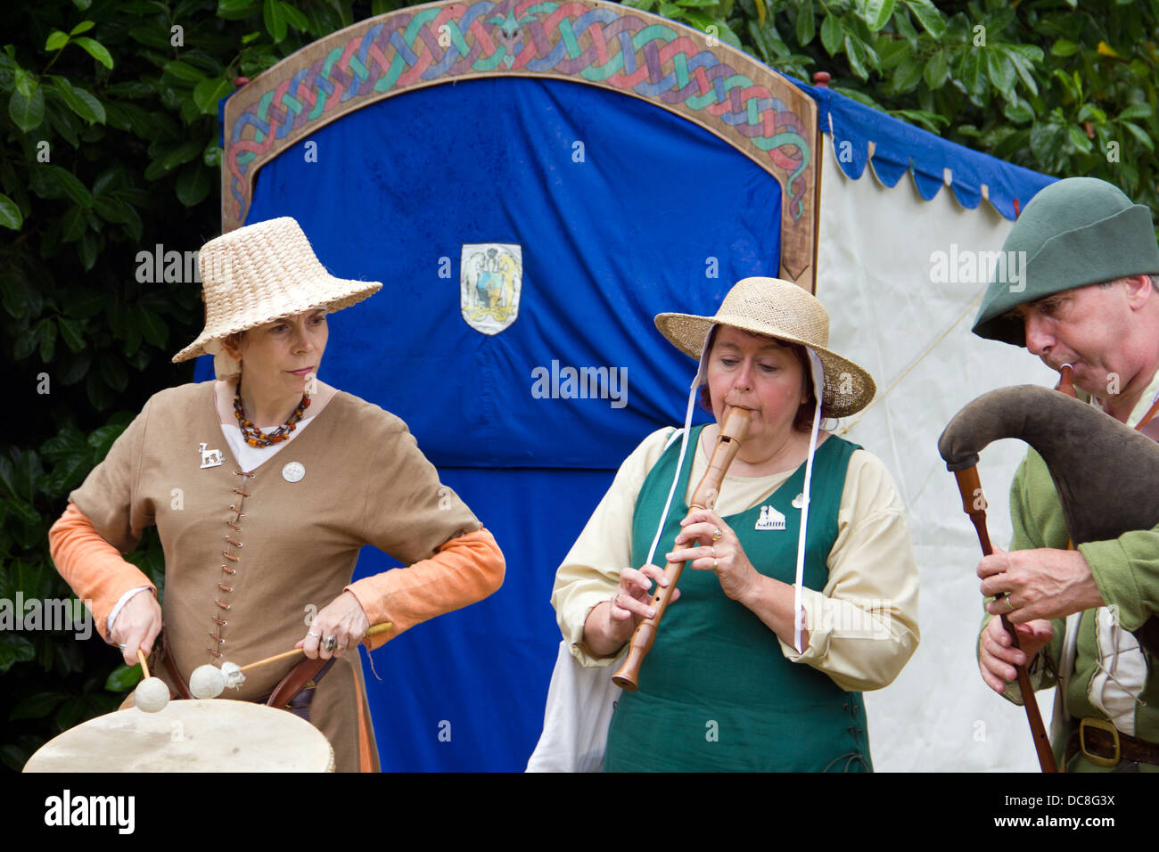 English medieval musicians hi-res stock photography and images - Alamy