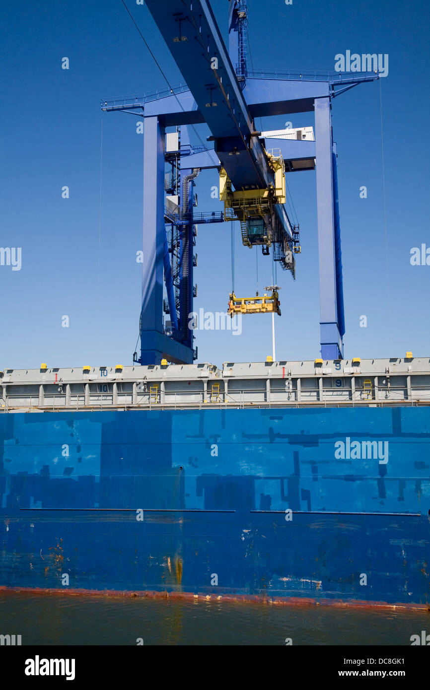 Container ship crane hi-res stock photography and images - Alamy