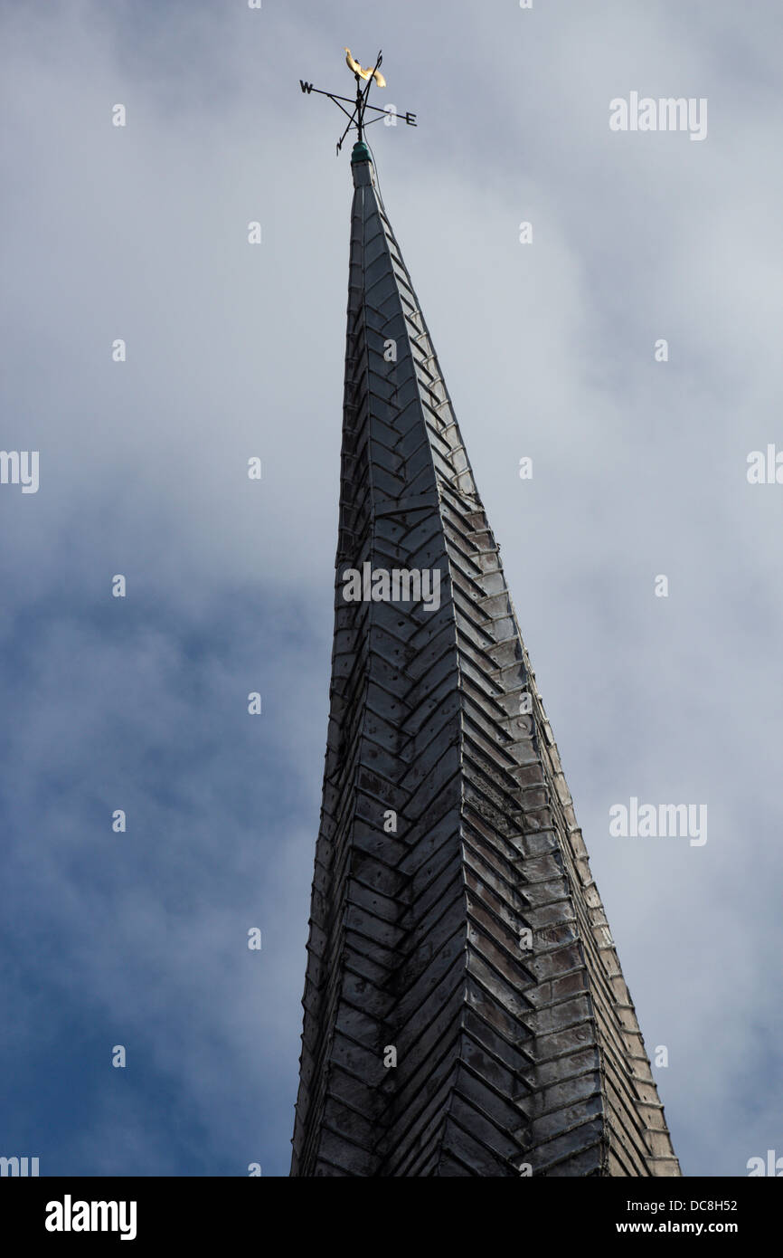 Chesterfield church bent crooked spire hi-res stock photography and ...
