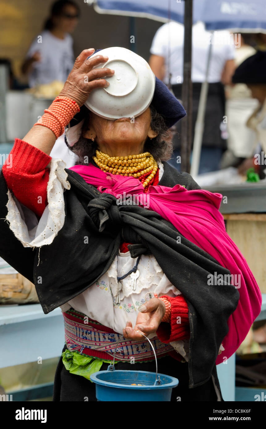 Ecuador traditional clothes hi-res stock photography and images - Alamy