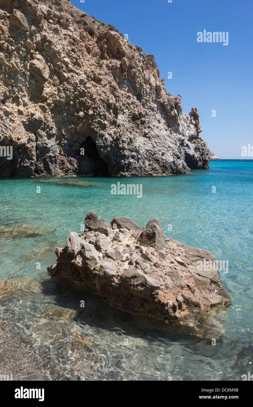 Spiaggia tsigrado milos hi-res stock photography and images - Alamy