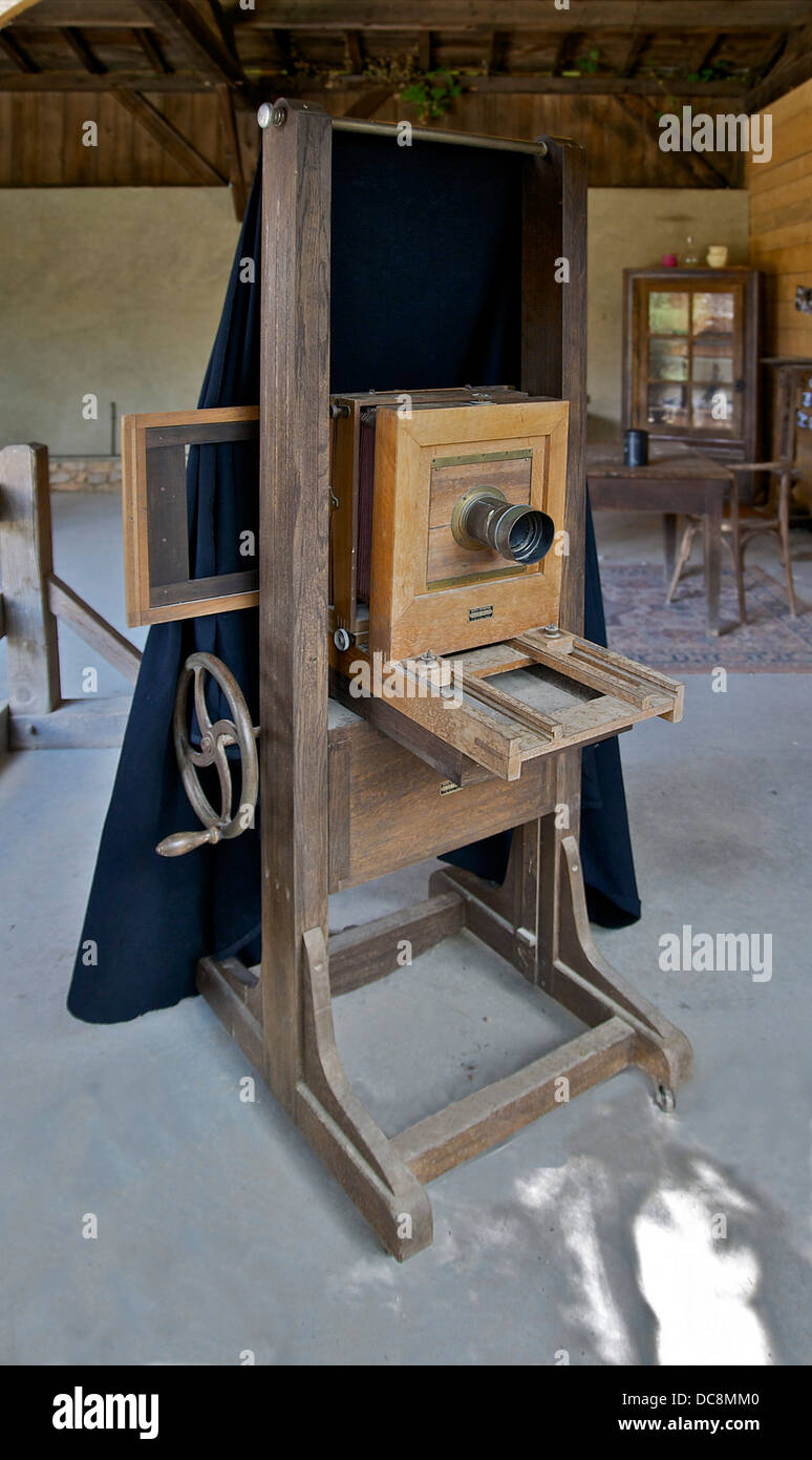 A "Gilles Faller" french camera, on his easel. Beginning of the 20th ...