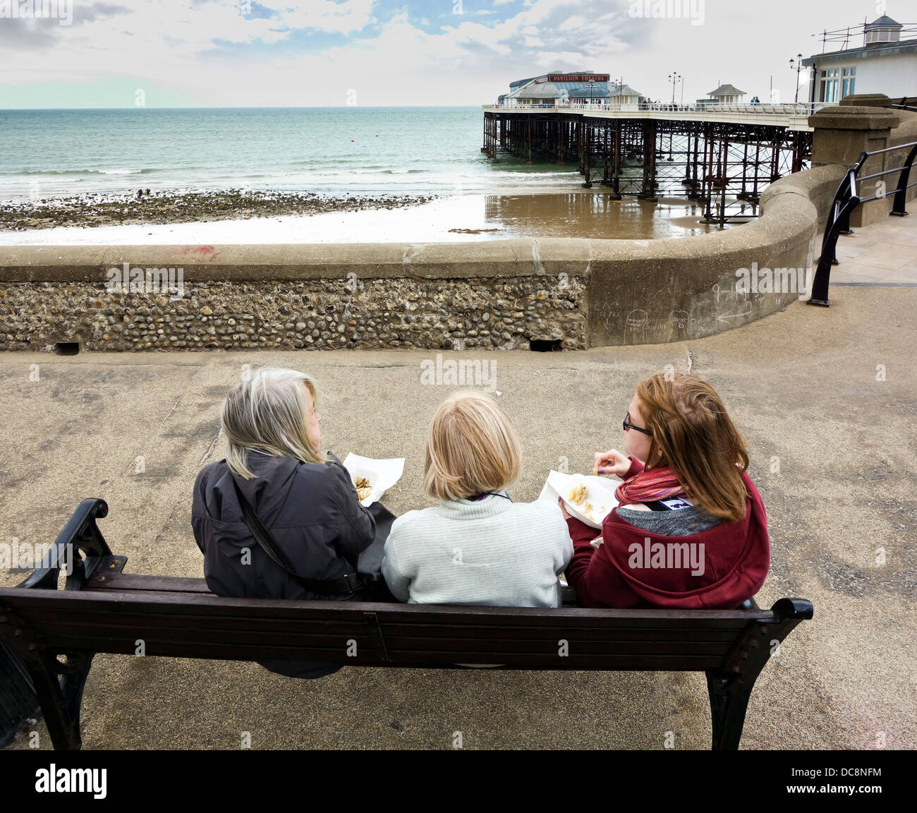 Eating fish and chips seaside hi-res stock photography and images - Alamy