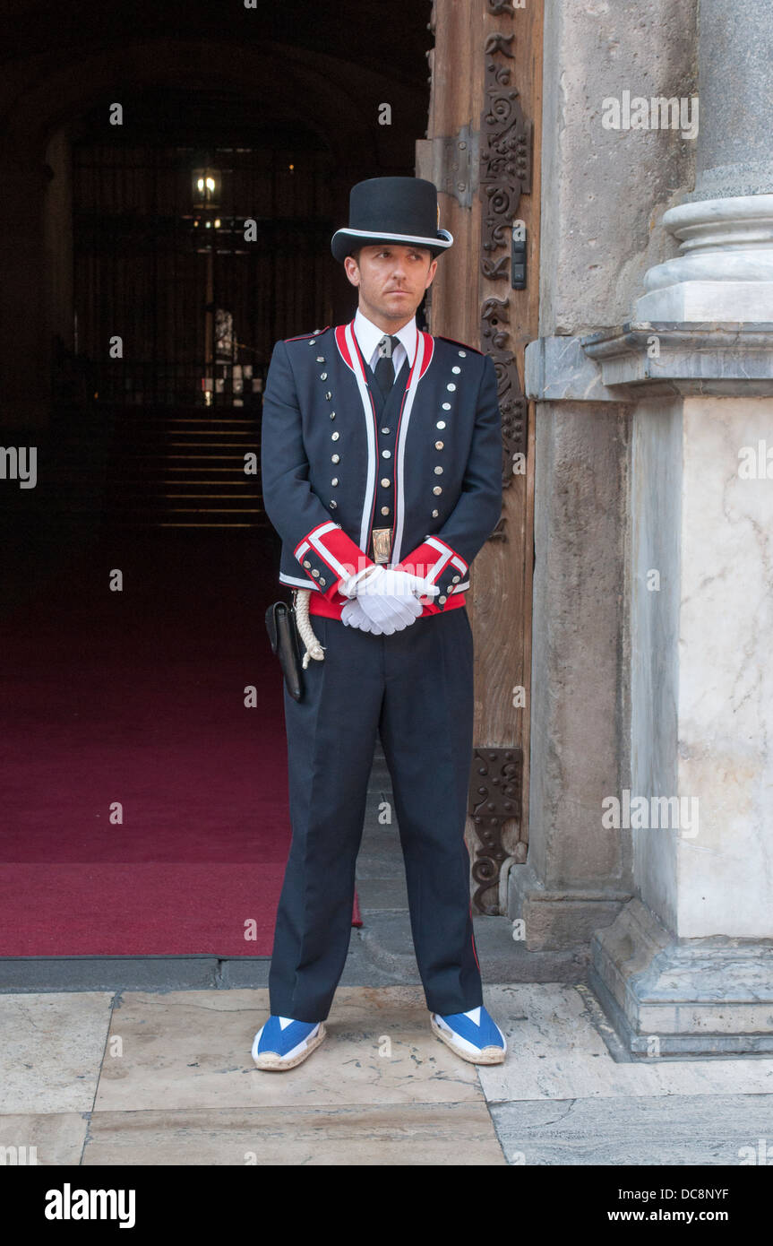 Policía uniforme hi-res stock photography and images - Alamy
