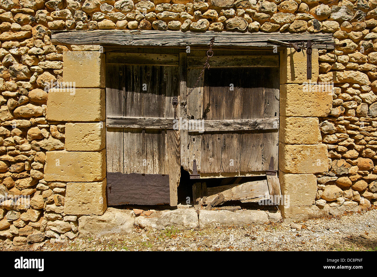 Old barn gate hi-res stock photography and images - Alamy