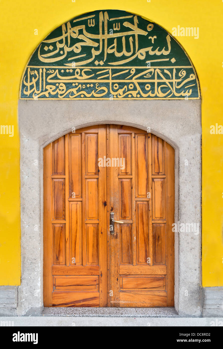 Brown doors hi-res stock photography and images - Alamy