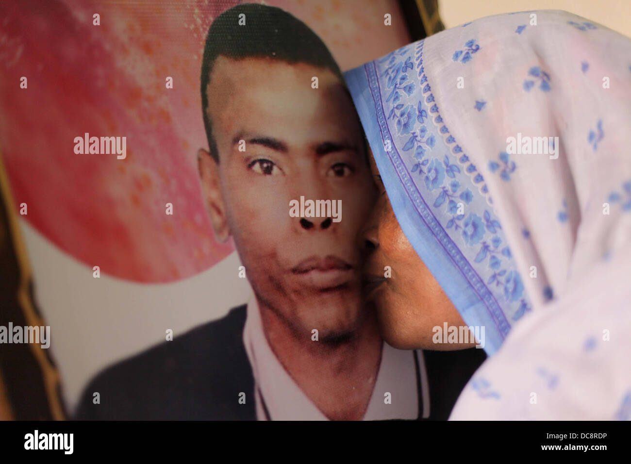 Zawayda, Gaza Strip, Palestinian Territory. 12th Aug, 2013. A relative ...