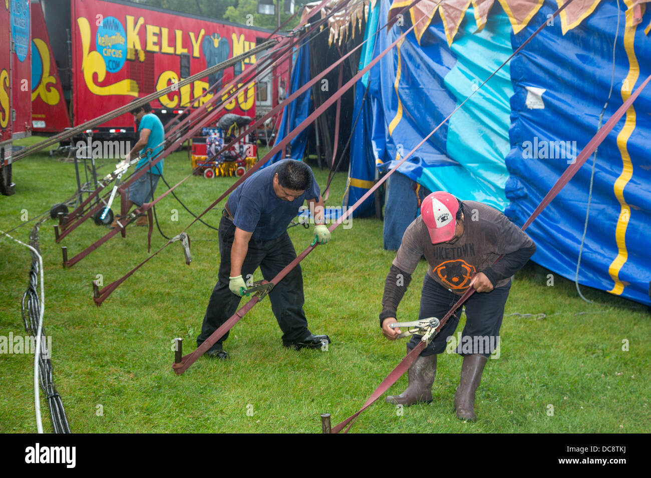 Circus workers kelly hi-res stock photography and images - Alamy