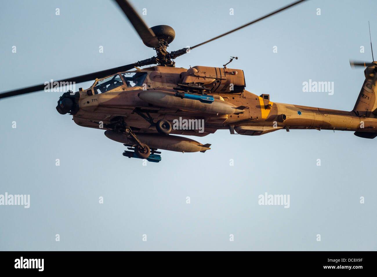 Ah 64 apache fuel hi-res stock photography and images - Alamy
