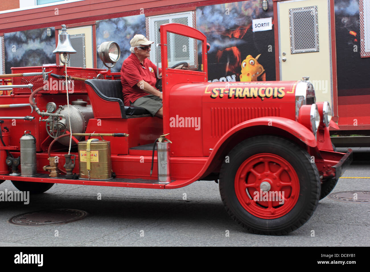 Old fashioned fire truck hi-res stock photography and images - Alamy