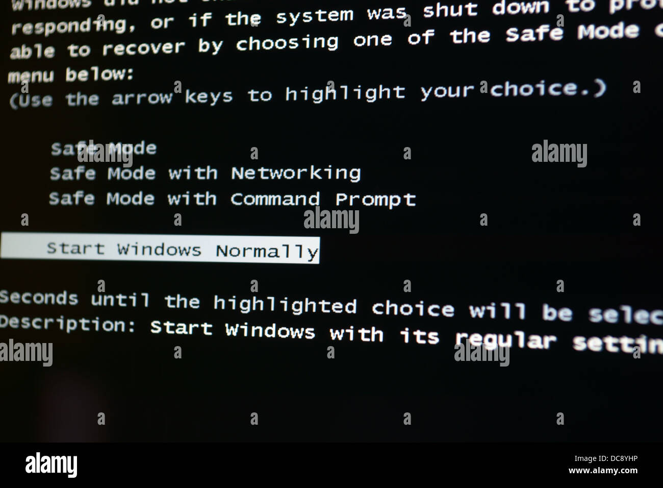 windows error start black screen bold text lcd Stock Photo - Alamy
