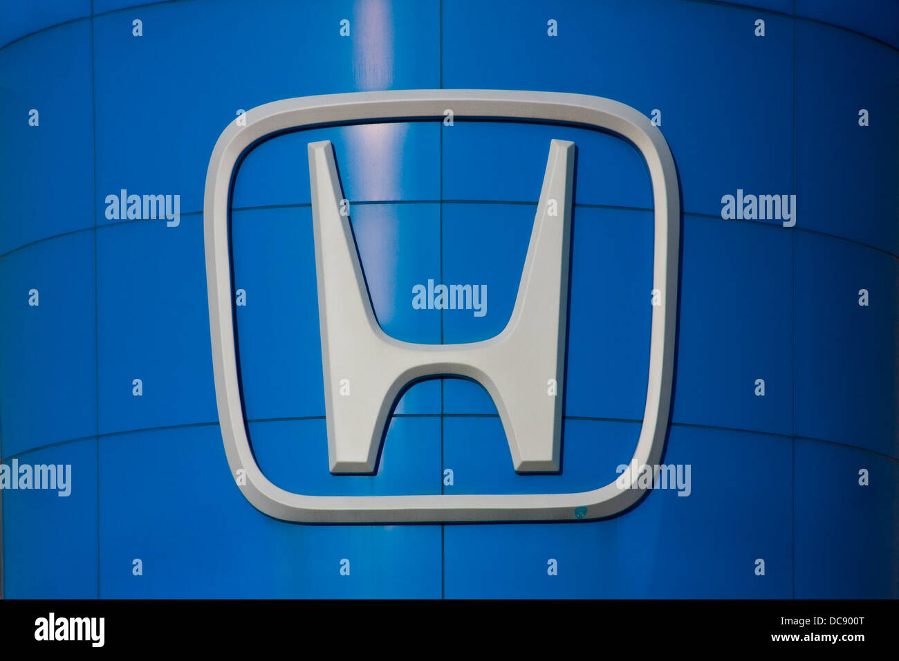Honda sign hi-res stock photography and images - Alamy