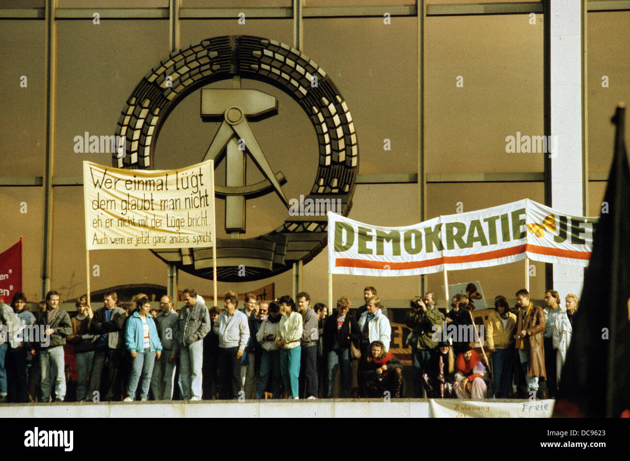 On November 4th 1989 hundreds of thousands of people are demonstrating ...