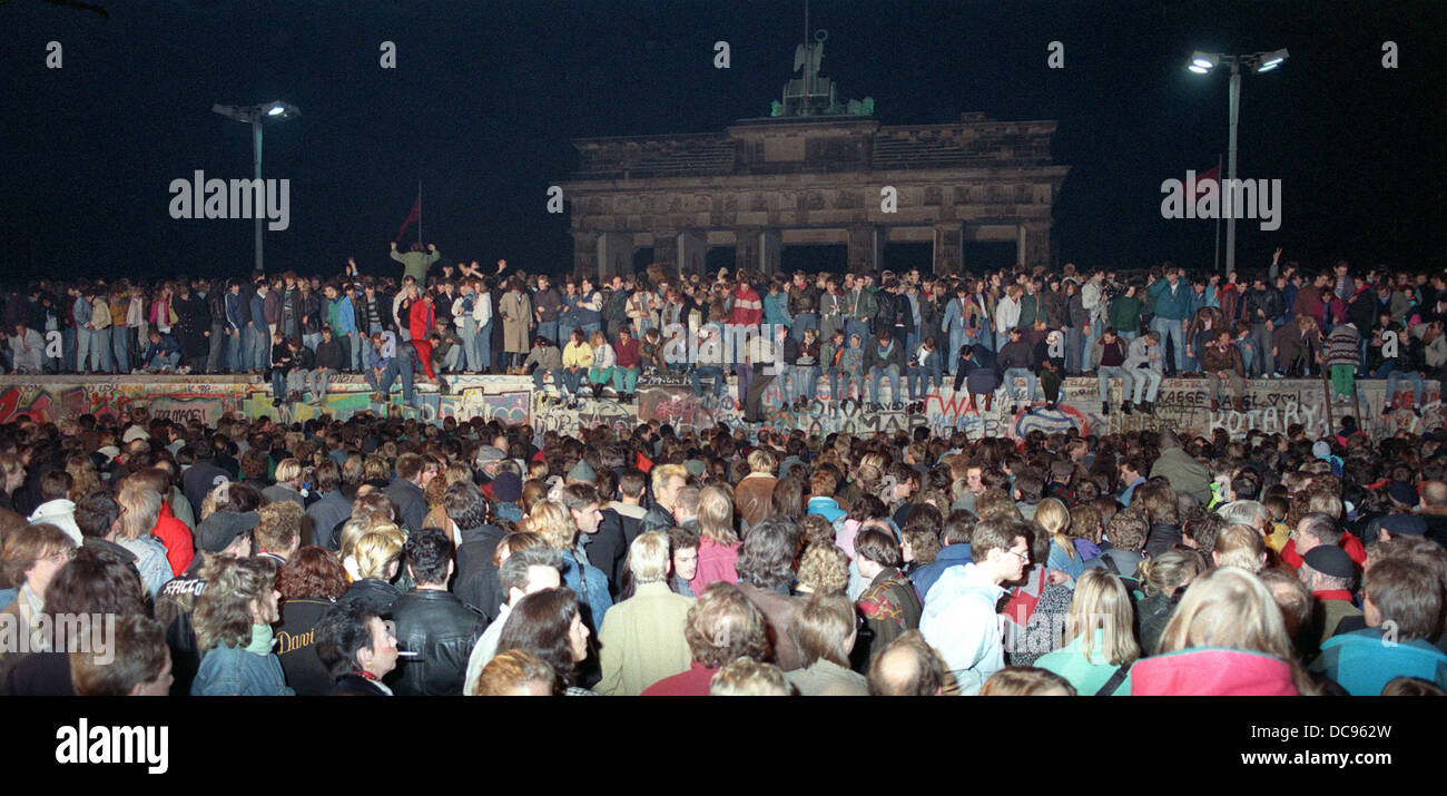 Thousands of people celebrate the Opening of the Wall in Berlin ...